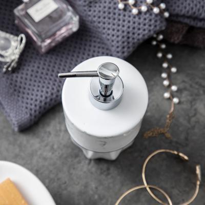 Cina Insieme ceramico del bagno di 5 pc, insieme ceramico dell'erogatore del sapone per gli articoli sanitari degli hotel in vendita