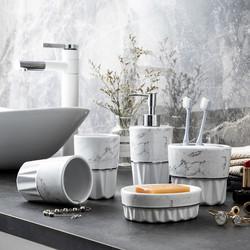 Cina Insieme ceramico del bagno di 5 pc, insieme ceramico dell'erogatore del sapone per gli articoli sanitari degli hotel in vendita