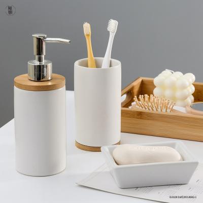 Cina Embossed Ceramic Bathroom Accessories Set Luxury Golden Custom Design in vendita