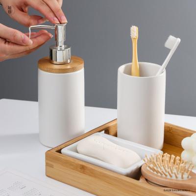 Cina Embossed Ceramic Bathroom Accessories Set Luxury Golden Custom Design in vendita