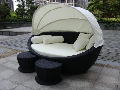 中国 茶コーヒー テーブルが付いている杖の庭の寝台兼用の長椅子、柳細工の楕円形の寝台兼用の長椅子 販売のため