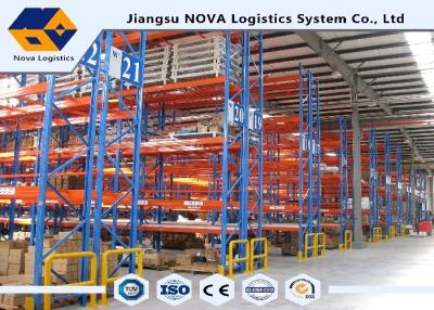 China O armazém resistente das prateleiras do armazenamento do metal, laminou o racking estreito da pálete do corredor da placa de aço à venda