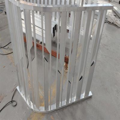 Cina Il corrimano di alluminio del tubo profila gli otturatori di vetro per costruzione in vendita