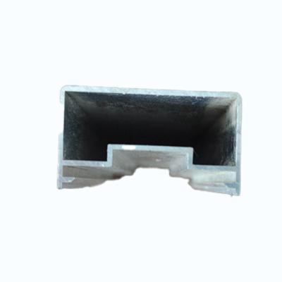 China Het moderne de Leuningen van het Ontwerpaluminium en van Traliewerkprofielen Glas die van Frameless U-vormige Leuningen omheinen Te koop