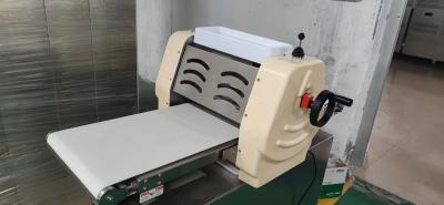 중국 Commercial 75kg Restaurant Dough Sheeter 220V Mini Equipment For Precise Dough Pressing 판매용