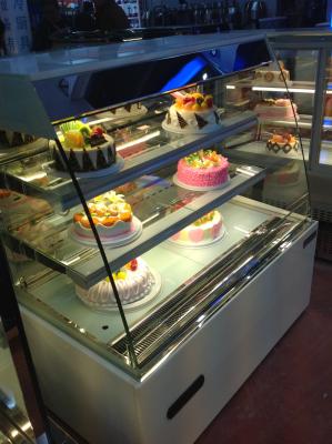 Cina Frigoriferi di vetro orizzontali curvi del dessert del contenitore per esposizione del dolce per il supermercato in vendita