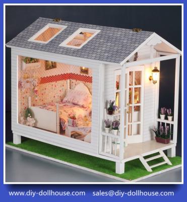 China Diy wooden dollhouse mini glass dollhouse miniature room box model building cottage 13817 for sale