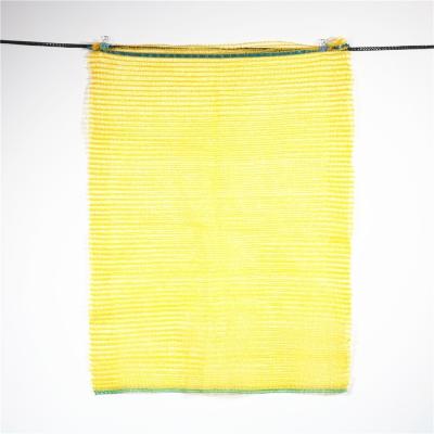 Cina 10kg 20kg Yellow Raschel Mesh Bag Packaging for Onion Potato Drawstring Con o senza in vendita