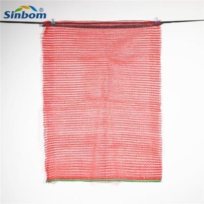 Cina 40*60cm PE riciclata legna da ardere imballaggio mesh sacchetto per la conservazione di patate di cipolla aglio in vendita