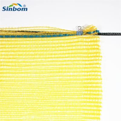 Cina 40*60cm PE riciclata legna da ardere imballaggio mesh sacchetto per la conservazione di patate di cipolla aglio in vendita