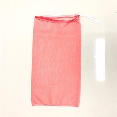 Cina 8*10 pollici Mono Red Mesh Bag Lo strumento essenziale per la protezione dei frutti in agricoltura in vendita