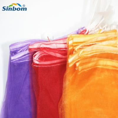 Cina Confortevole sigillamento a corda di trazione PP/PE Rollo tessuto di plastica per borse a maglia di cipolla/legna da fuoco in vendita