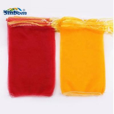 Cina Prodotto rosso riutilizzabile Raschel Sacchi di rete a cipolla 5 kg 15 kg 25 kg per imballaggi di verdura in vendita