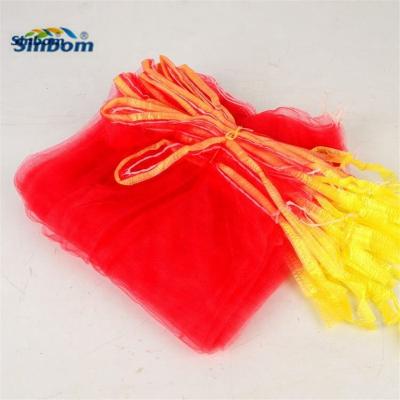 Cina Prodotto rosso riutilizzabile Raschel Sacchi di rete a cipolla 5 kg 15 kg 25 kg per imballaggi di verdura in vendita