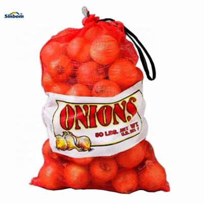 Cina 25kg 50kg Vegetable Onion Potato Fruit Packaging Bag PE Date Leno Net Mesh Bag con etichetta in vendita