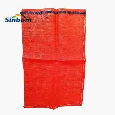 Cina 25kg 50kg Vegetable Onion Potato Fruit Packaging Bag PE Date Leno Net Mesh Bag con etichetta in vendita