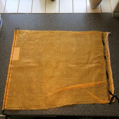 Cina 46*76cm Poly Mesh Reusable Drawstring Firewood Bag per l'imballaggio di cipolle in Canada Dimensione in vendita