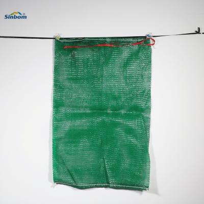 Cina Sacchetto di maglia di lino giallo per imballaggi a maglia in PP cipolle frutta verdura e legna da ardere in vendita