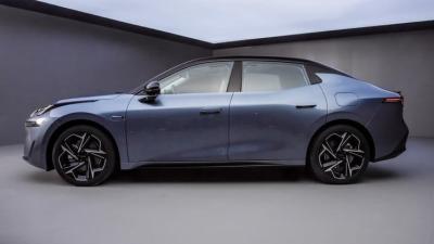Cina Oggi è stato lanciato il più recente veicolo LYNK& CO 07 EM-P a lunga autonomia di 126 km con motore elettrico da 160 kW e coppia da 350 Nm in vendita