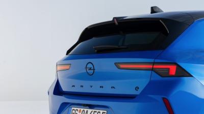 Cina Comodo veicolo elettrico a guida Opel Astra Electric con batteria da 54kwh 150kw di potenza motrice a 170km/h velocità massima in vendita
