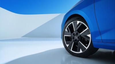 Cina Comodo veicolo elettrico a guida Opel Astra Electric con batteria da 54kwh 150kw di potenza motrice a 170km/h velocità massima in vendita