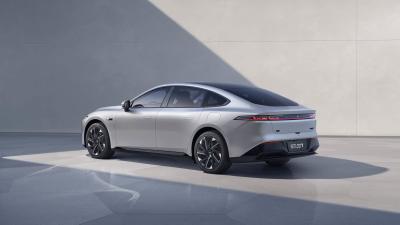 중국 2024 강력한 둥펑 Eπ 007 200Pro EREV 200km CLTC 160kw 모터 파워 310N.m 토크 7.2s 0-100km/h 가속 판매용
