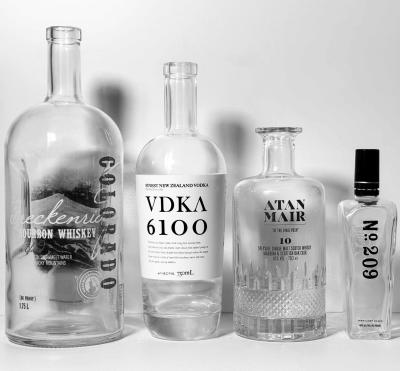 China botella de vidrio del Tequila 0.75L con la impresión del tapón de cristal ISO14001 de oro en venta