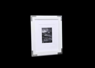 中国 白い鉄の装飾および厚いマットとの色1の単一5x7開始の大きい掛かる木製の平らなフレーム 販売のため