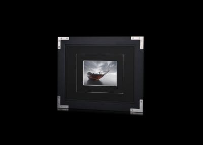 中国 コーナーおよび黒いマットの鉄と飾られる涼しい様式の平らな木製フレームを開ける5x7 販売のため