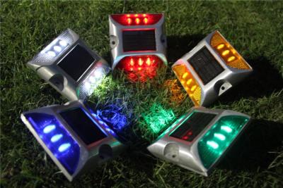 중국 알루미늄 방수 LED 반사지방 경로 경보 선박 선박 경보 태양 전력 도로 스탠드 판매용