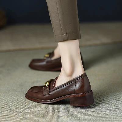 China Sapatos de moda preto com saltos de 4 cm à venda