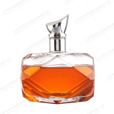 Cina 350 ml di scultura a mano, lucidatura a fuoco, cristallo in forma di vetro, bottiglia di whisky con tappo in vendita