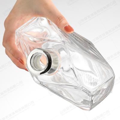 Cina 350 ml di scultura a mano, lucidatura a fuoco, cristallo in forma di vetro, bottiglia di whisky con tappo in vendita