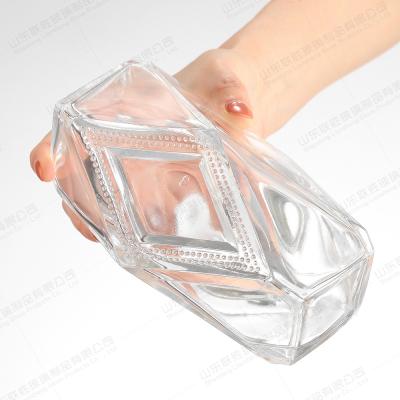 Cina 350 ml di scultura a mano, lucidatura a fuoco, cristallo in forma di vetro, bottiglia di whisky con tappo in vendita