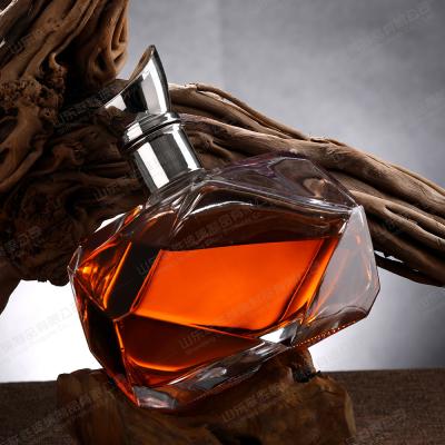 Cina 350 ml di scultura a mano, lucidatura a fuoco, cristallo in forma di vetro, bottiglia di whisky con tappo in vendita