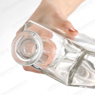 Cina 375 ml 500 ml 700 ml bottiglia di vetro per whisky liquore gin vino vodka brandy forma unica in vendita