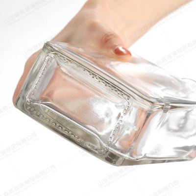 Cina 375 ml 500 ml 700 ml bottiglia di vetro per whisky liquore gin vino vodka brandy forma unica in vendita