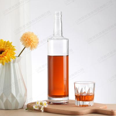 Cina Bottiglia di vetro trasparente personalizzata Mini 100ml 300ml 400ml per bevande alcoliche in vendita