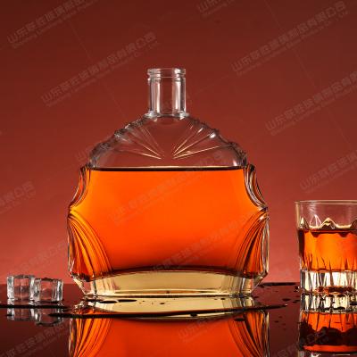 Cina Acid Etch Surface Handling Glass Whisky Brandy Bottle con tappo a cristallo rotondo in vendita
