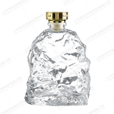 China Tamanho personalizado Acceptado Cristal Whiskey Brandy Decanter com tampa de garrafa de vidro de ouro à venda
