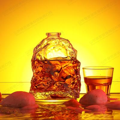 Cina Dimensioni personalizzate Accepted Crystal Whiskey Brandy Decanter con tappo di bottiglia in vetro oro in vendita