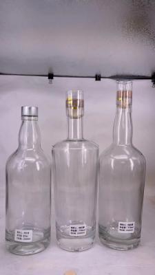 China 700 ml 750 ml 1000 ml garrafas de vidro quadradas com cortiça Ideal para gin uísque vodka vinho tinto à venda