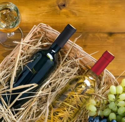 Cina Cork per bottiglia di vino su misura con capo in plastica nera in PVC in vendita