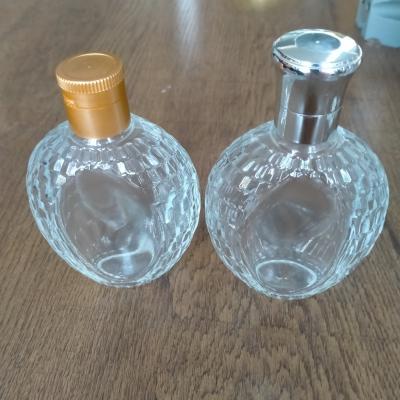 Cina Piccole bottiglie di whisky spirit vuoto e vino SCREW CAP 50ml Mini vetro bottiglie di alcol in vendita