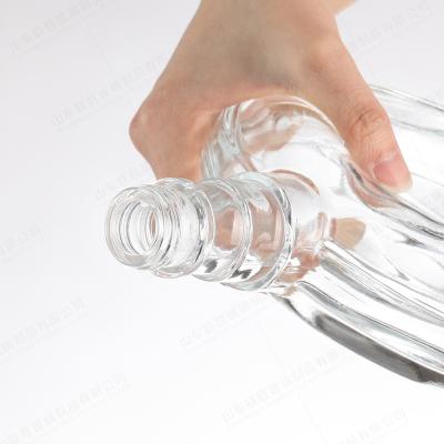 Cina Colore personalizzato 500ml 700ml 750ml Bottiglia di vetro piatta rotonda per imballaggi di bevande in vendita