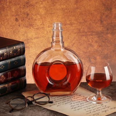 Cina Colore personalizzato 500ml 700ml 750ml Bottiglia di vetro piatta rotonda per imballaggi di bevande in vendita