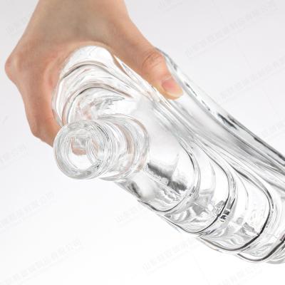 Cina Disegno di timbrazione a caldo Dimensioni personalizzate Bottiglie di vetro accettate per whisky Gin Tequila Liquore in vendita