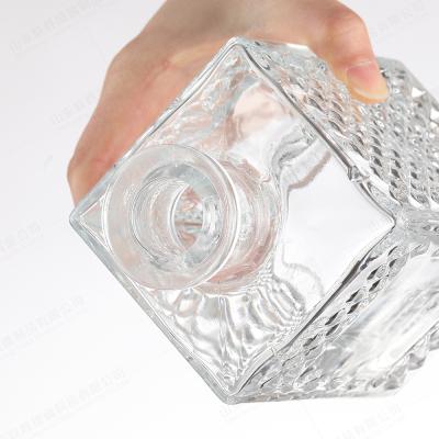 Cina Bottiglia di liquore a tappo di vetro quadrata per tequila e whisky in vendita