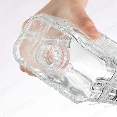 China Tamanho personalizado Acceptado Quadrado Vinho Garrafa de Gravação de Vidro para Whisky de Grande Tamanho à venda