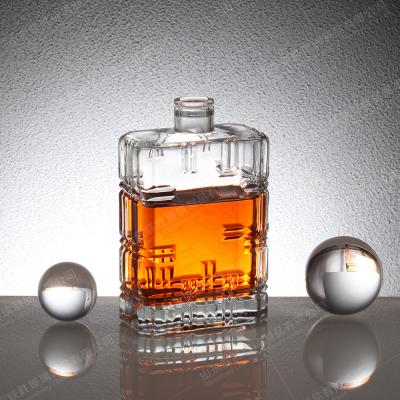 China Tamanho personalizado Acceptado Quadrado Vinho Garrafa de Gravação de Vidro para Whisky de Grande Tamanho à venda